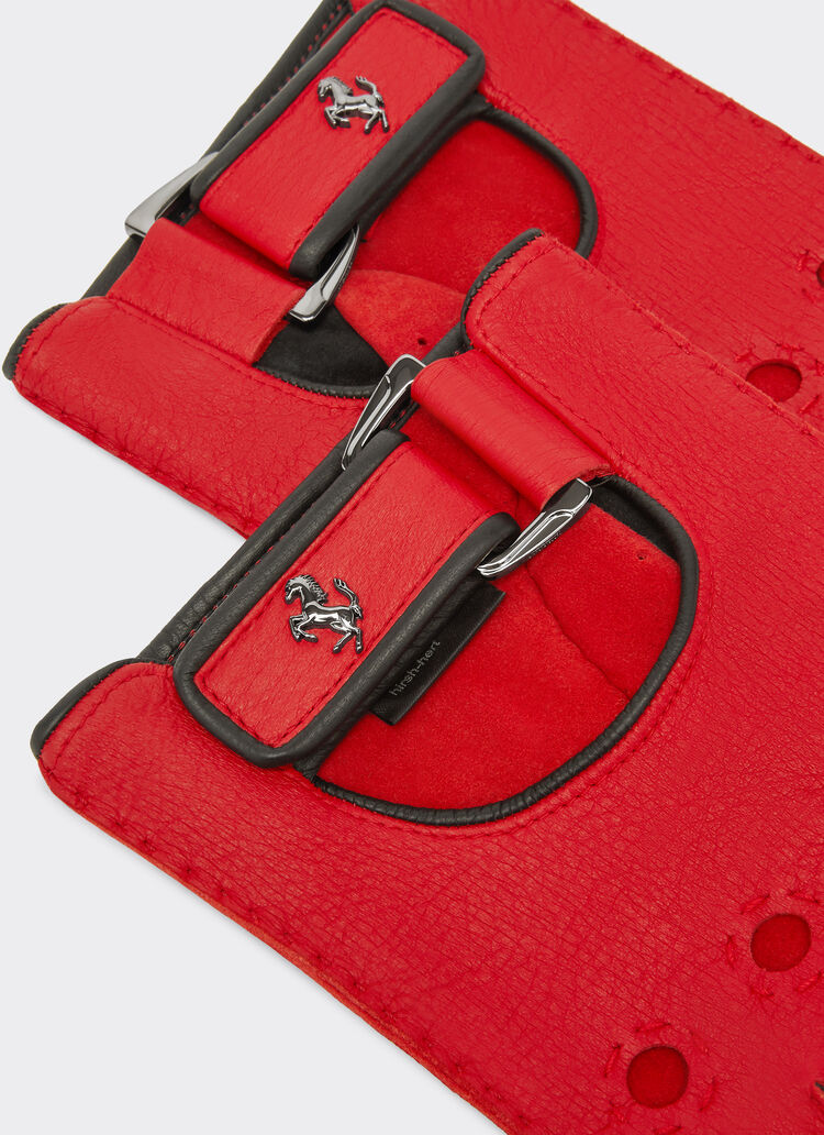 Leather driving gloves with Prancing Horse detail in Rosso Corsa | Ferrari®